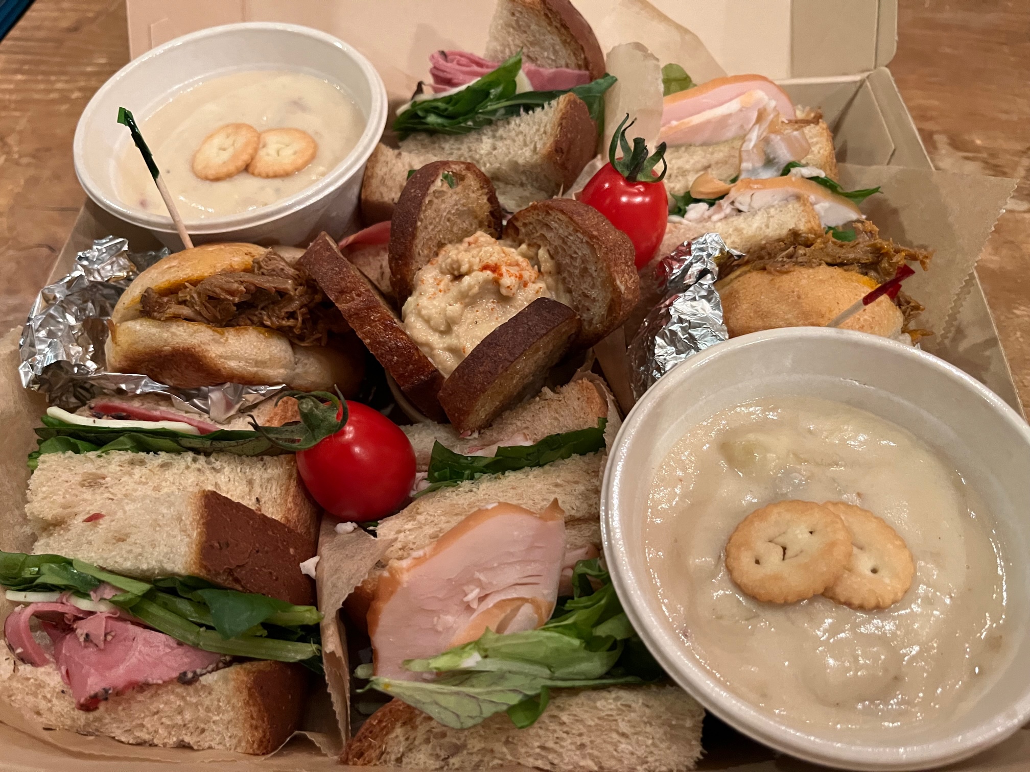 クリスマス限定テイクアウトメニュー“フィンガーサンドイッチの盛り合わせとクラムチャウダー” | CABOT COVE キャボットコーヴ ...